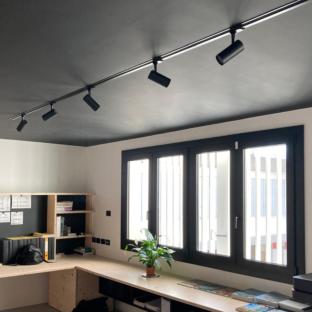 Faretti led orientabili su binario per illuminare negozi, showroom e ...